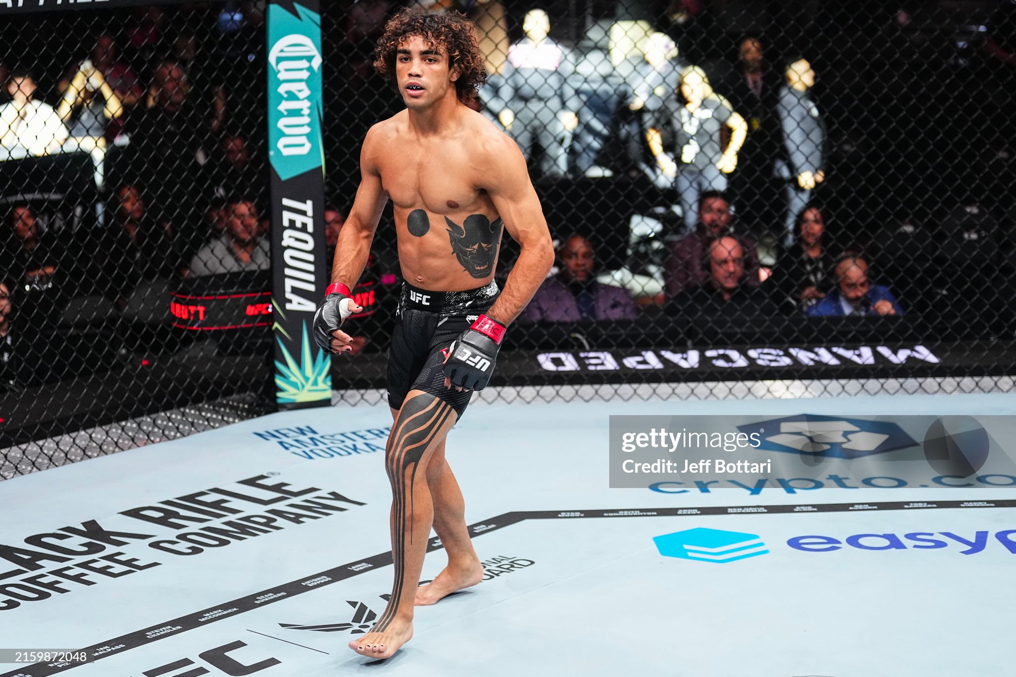 Мағлубиятсиз серия қайд этаётган UFC жангчиси жуда машҳур блогерга ...